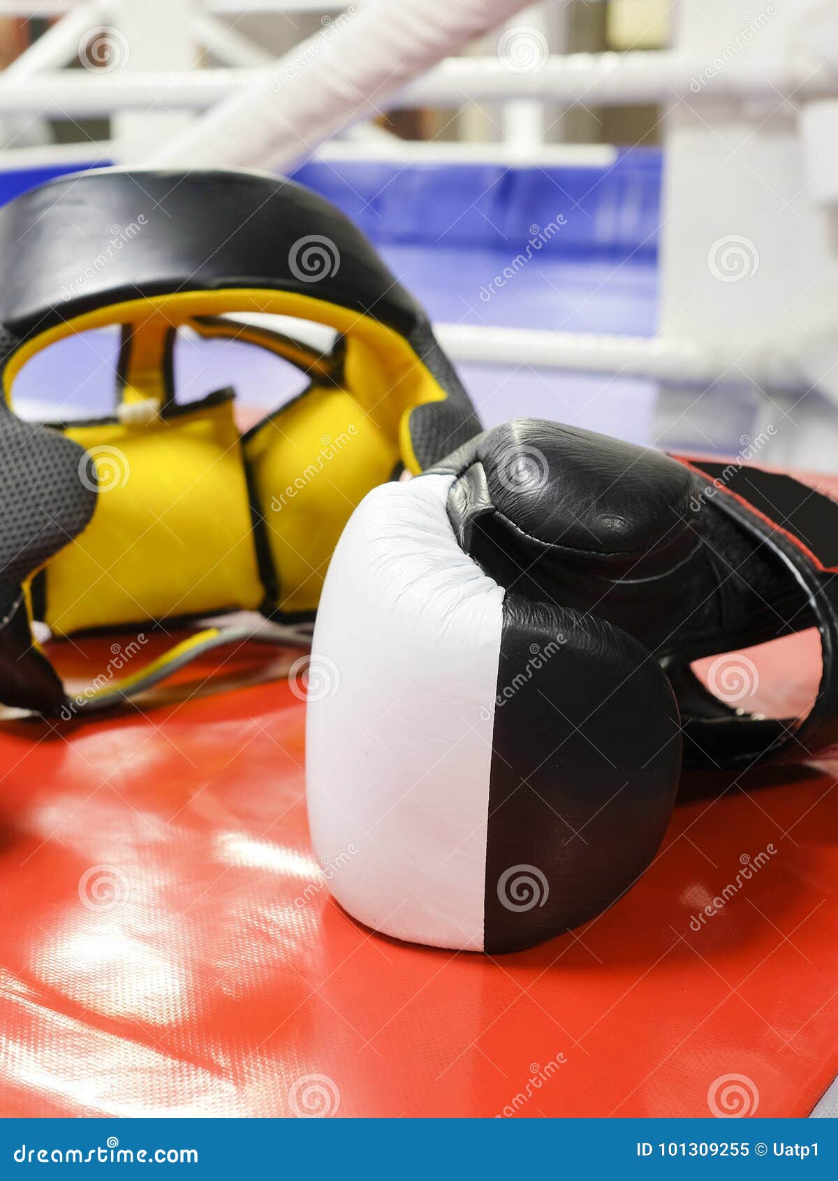 Boxhandschuhe stockbild. Bild von faust, handschuh, hand - 101309255