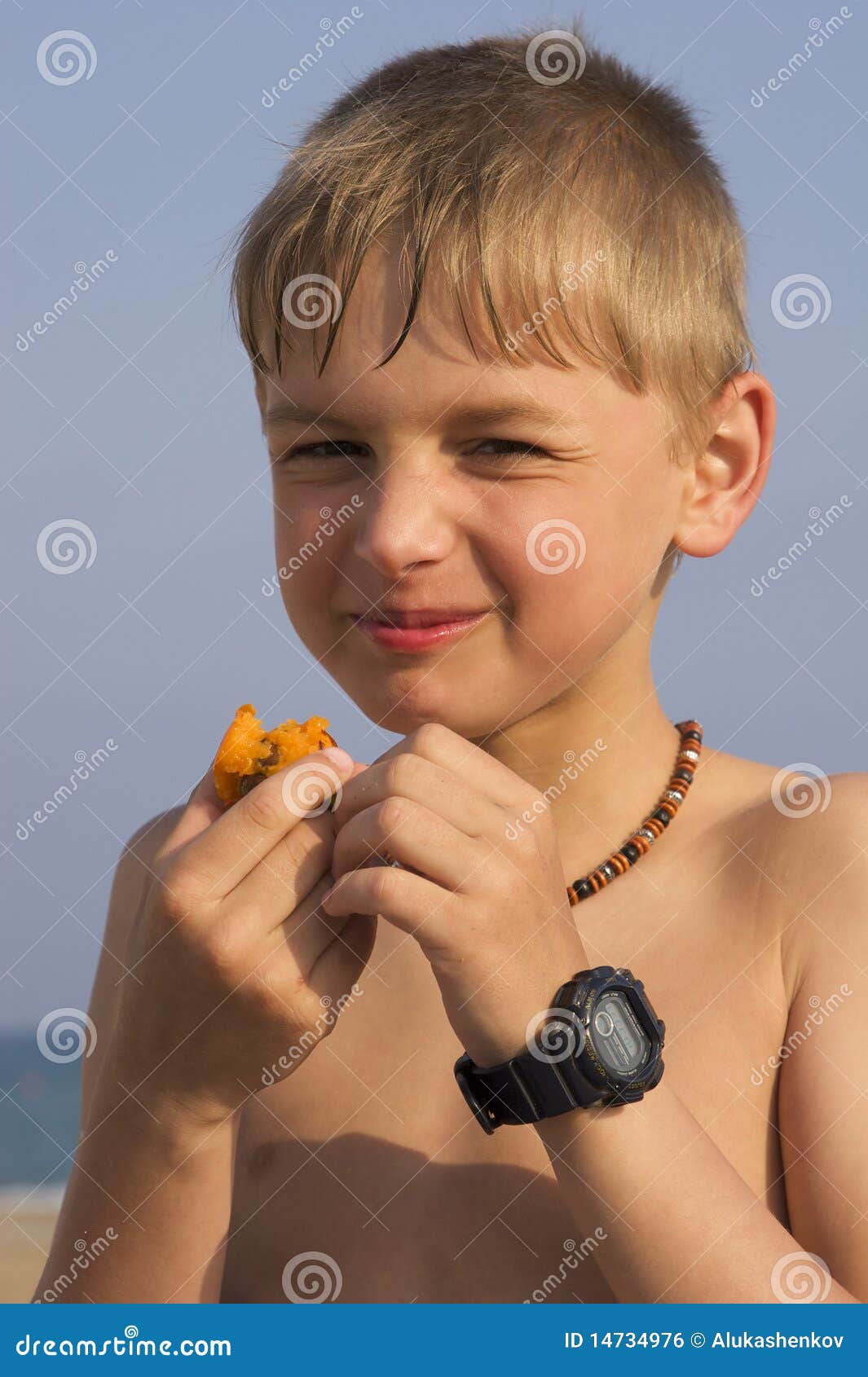 Boy on the Beach Eating Plum Stock Photo - Image of male, healthy: 14734976
