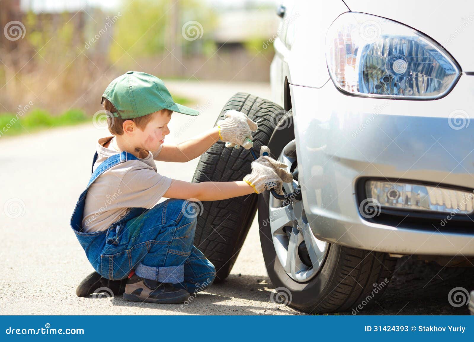 Boy changes the wheel stock image. Image of little, repairman - 31424393