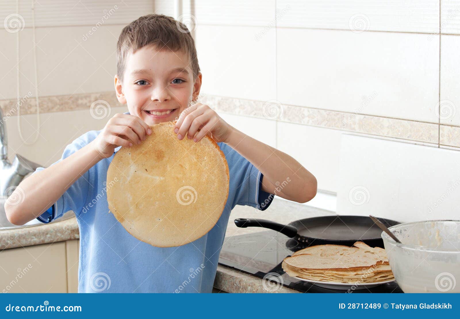 Boy cooking pancakes stock image. Image of pancakes, dessert - 28712489