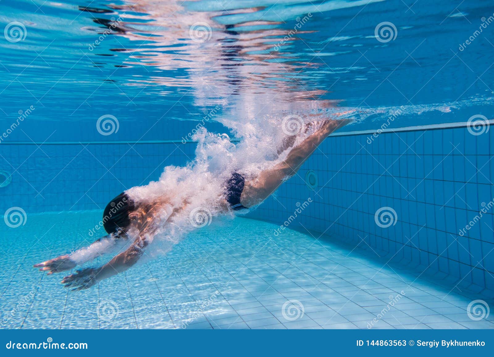 Boy dive in swimming pool stock image. Image of outdoor - 144863563