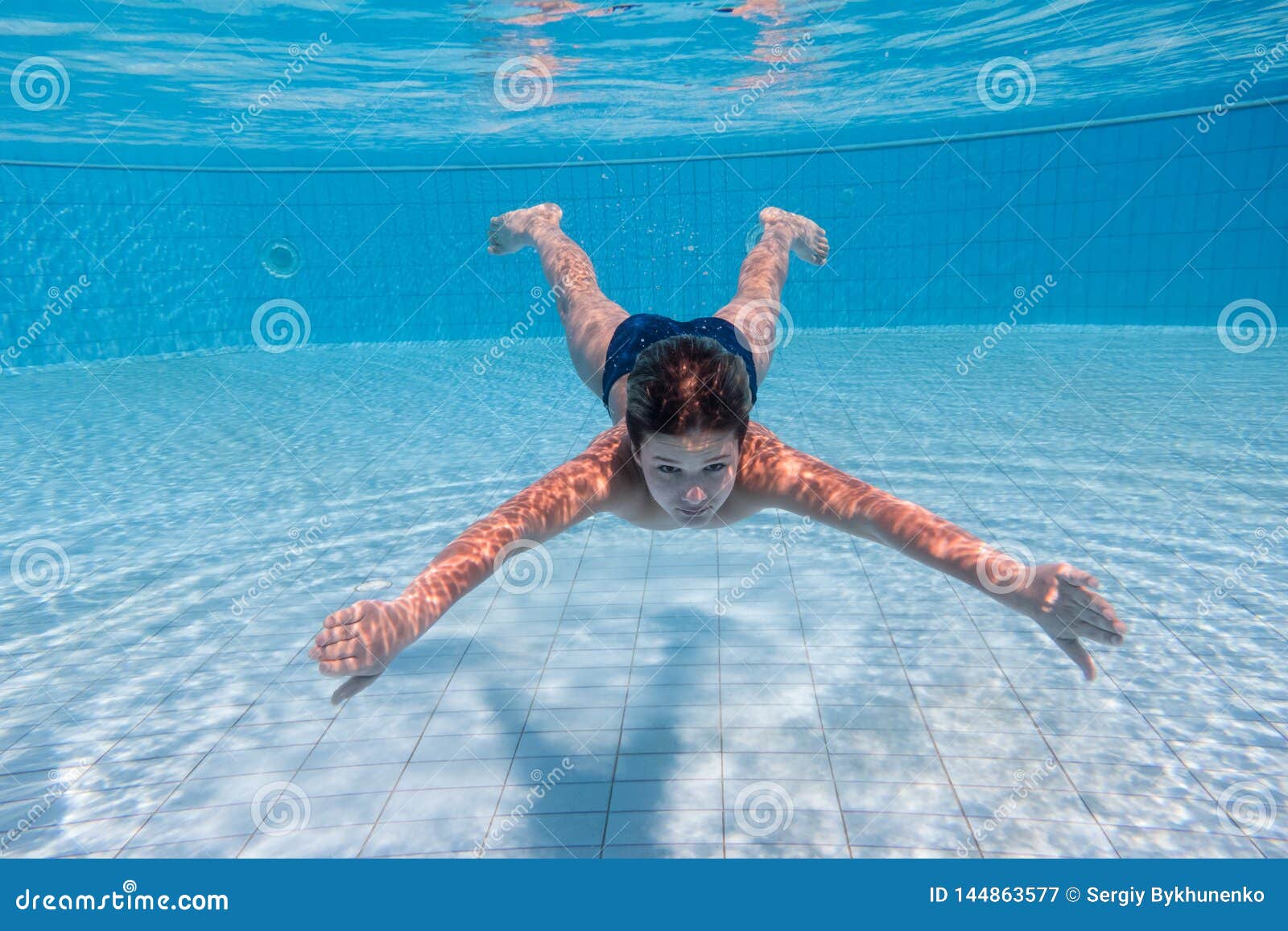 Boy dive in swimming pool stock image. Image of sport - 144863577