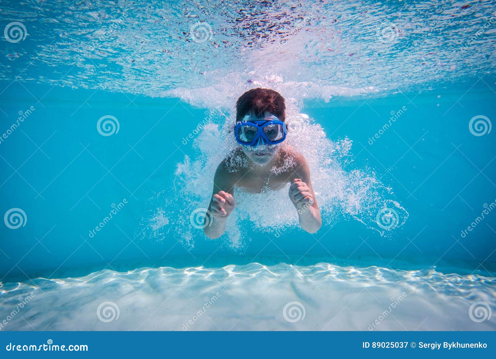 Boy dive in swimming pool stock image. Image of outdoor - 89025037