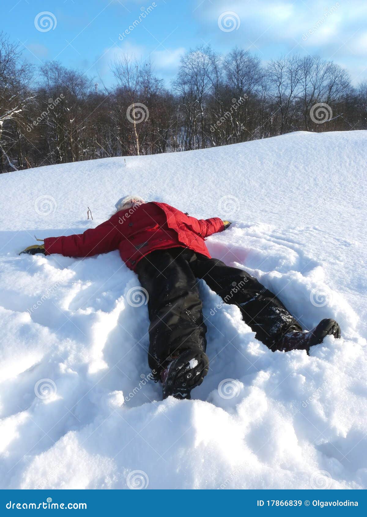 The boy lay on the snow stock image. Image of child, recreation - 17866839