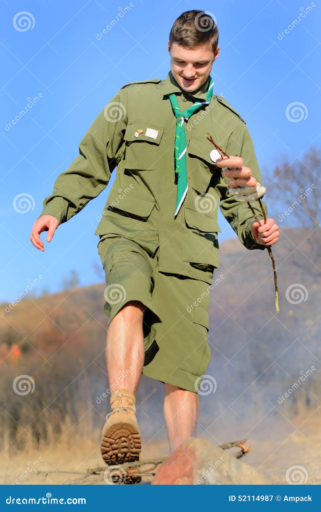Boy Scout Breaking Wood Per Fuoco Di Accampamento Immagine Stock ...
