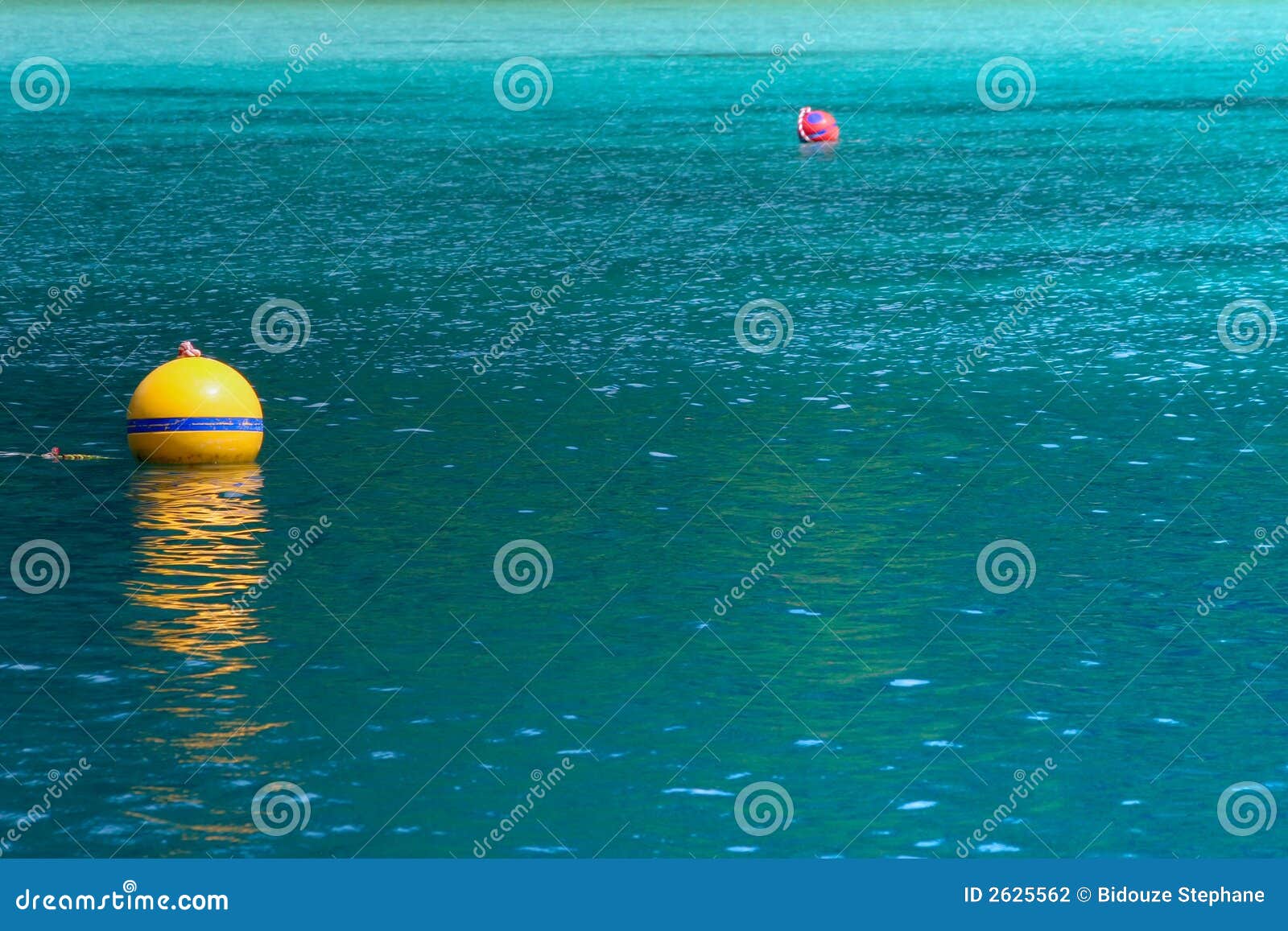 Boya Amarilla En El Mar De La Turquesa Foto de archivo - Imagen de ...