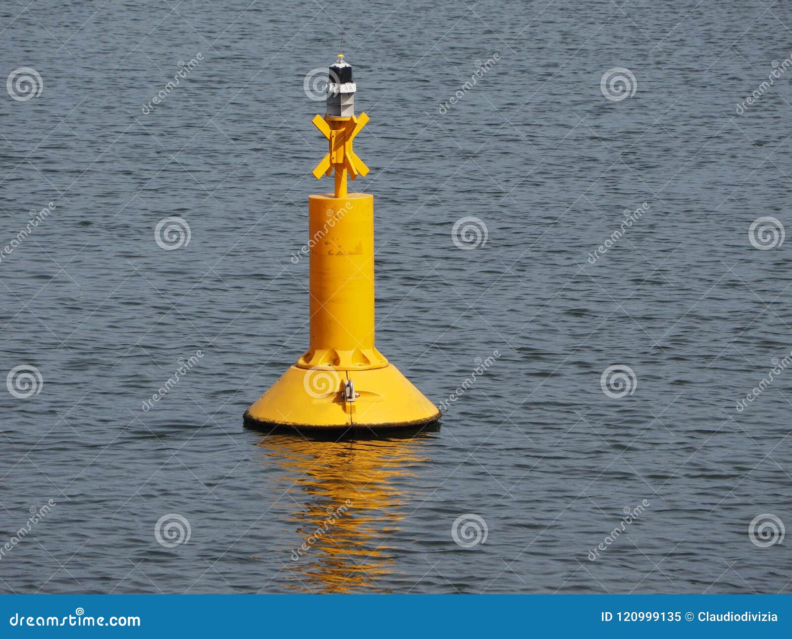 Boya Amarilla Que Flota En El Mar Imagen de archivo - Imagen de agua ...