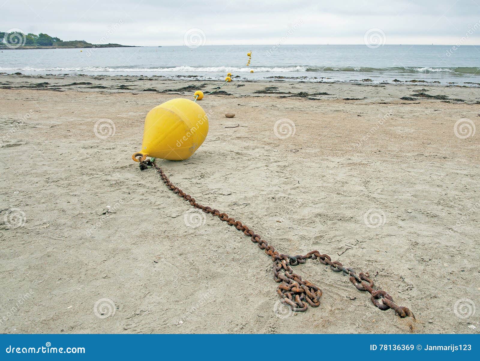 Boya En Una Playa a Lo Largo De Un Mar Imagen de archivo - Imagen de ...