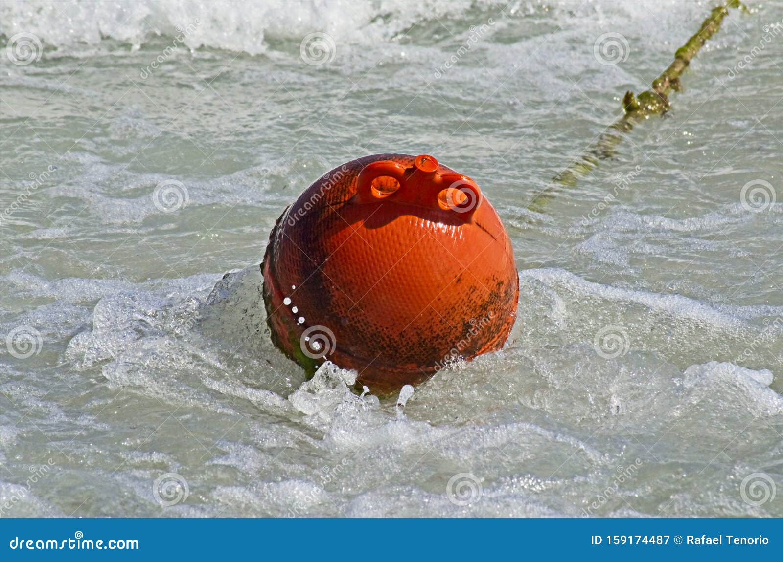 Boya Roja Redonda Que Recorre Las Olas Del Mar Imagen de archivo ...