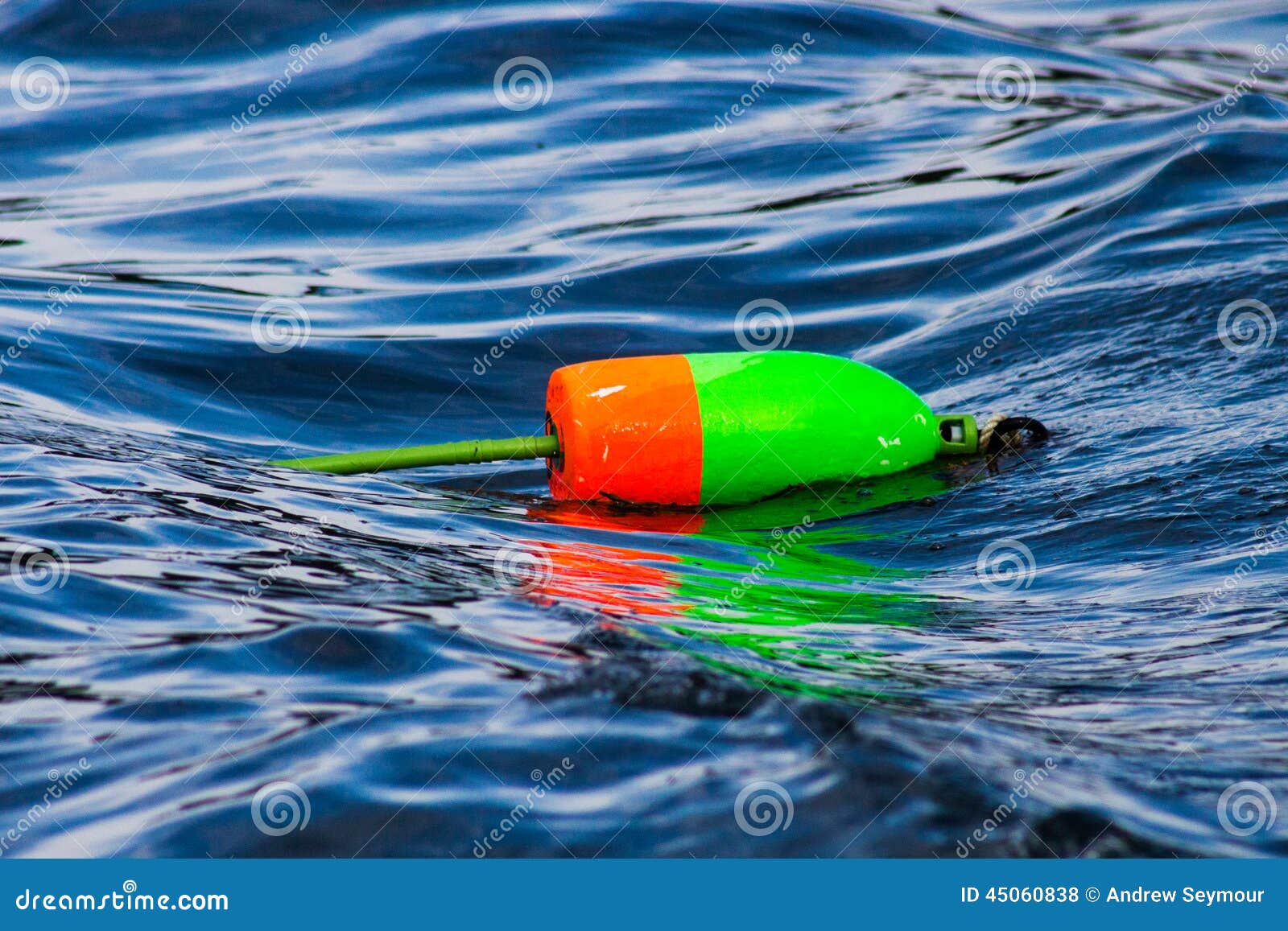 Boyas Que Flotan En El Agua Foto de archivo - Imagen de boya, puerto ...