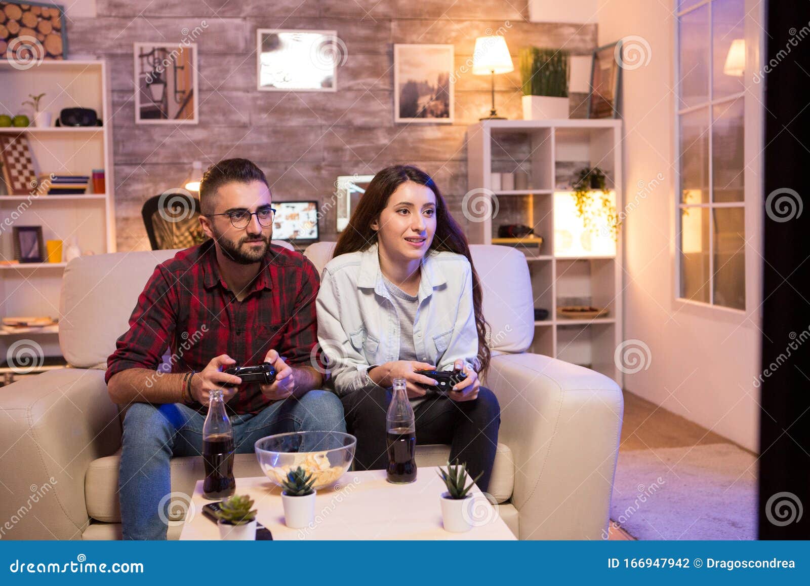 Boyfriend Playing Video Games with His Girlfriend on Television 库存照片 ...