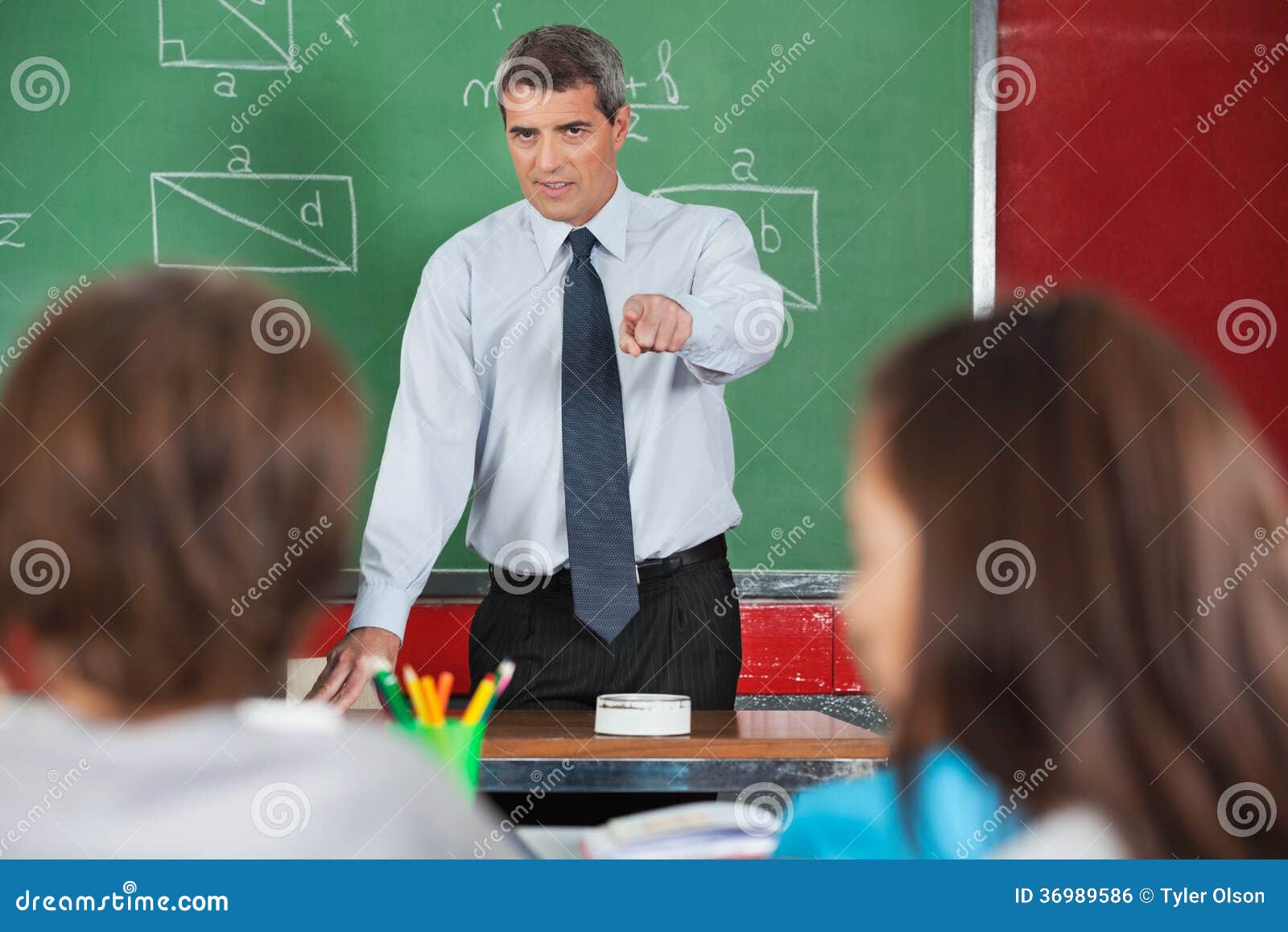 Boze Mannelijke Leraar Pointing at Students Stock Foto - Image of ...