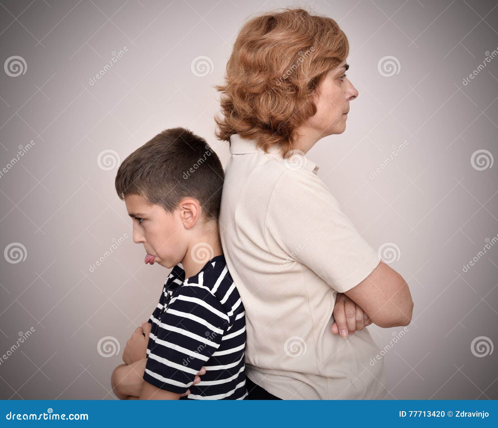 Boze moeder en zoon stock foto. Image of uitdagendheid - 77713420