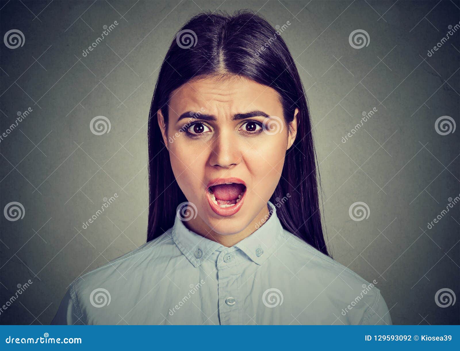 Boze Vrouw Die Bij Camera Gillen Stock Foto - Image of werkgever ...