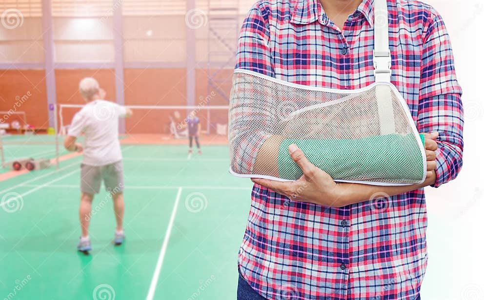 Braço Quebrado Com Molde Do Verde E Estilingue Do Braço Imagem de Stock ...