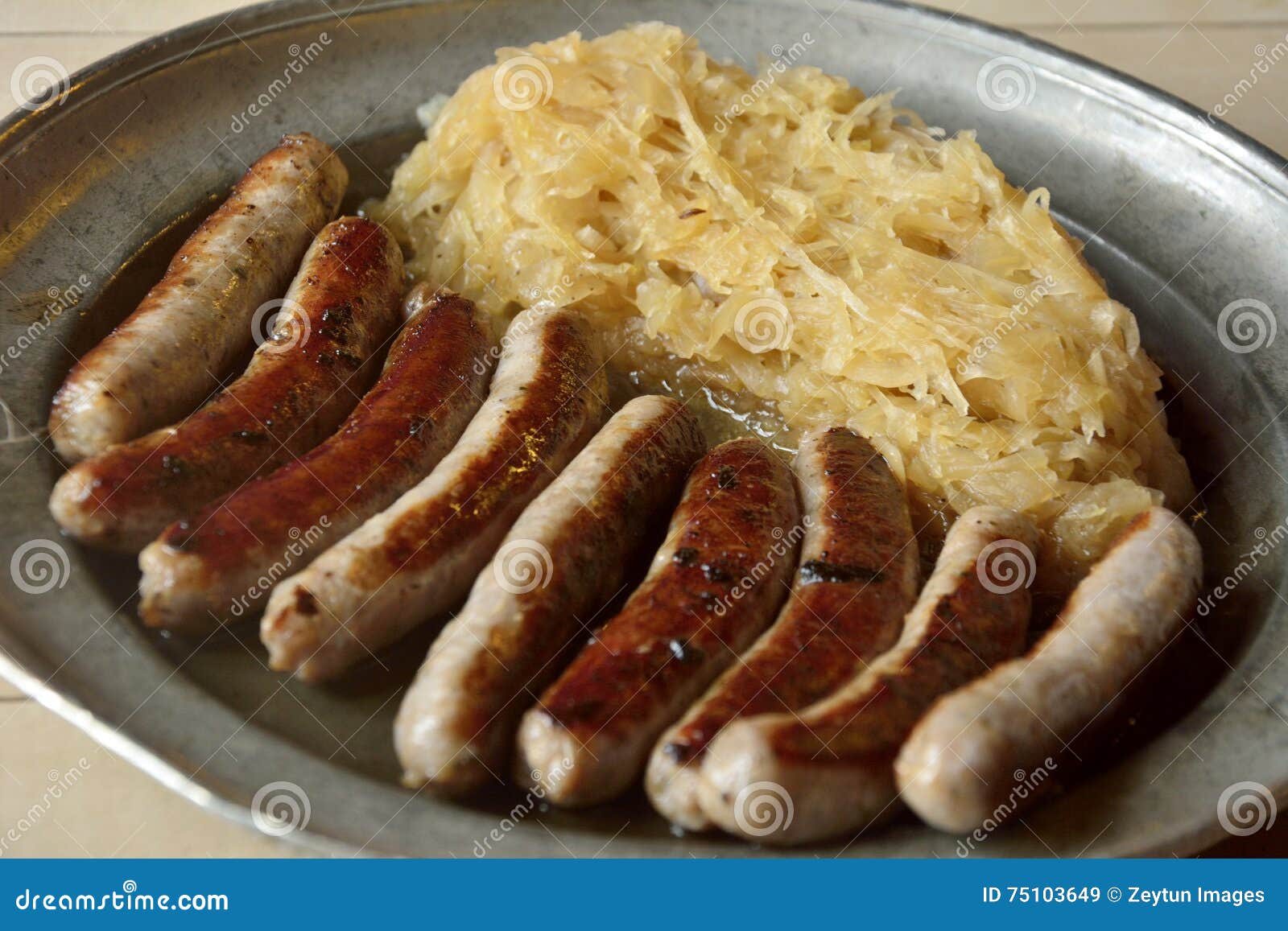 Braadworst met zuurkool stock afbeelding. Image of barbecue - 75103649