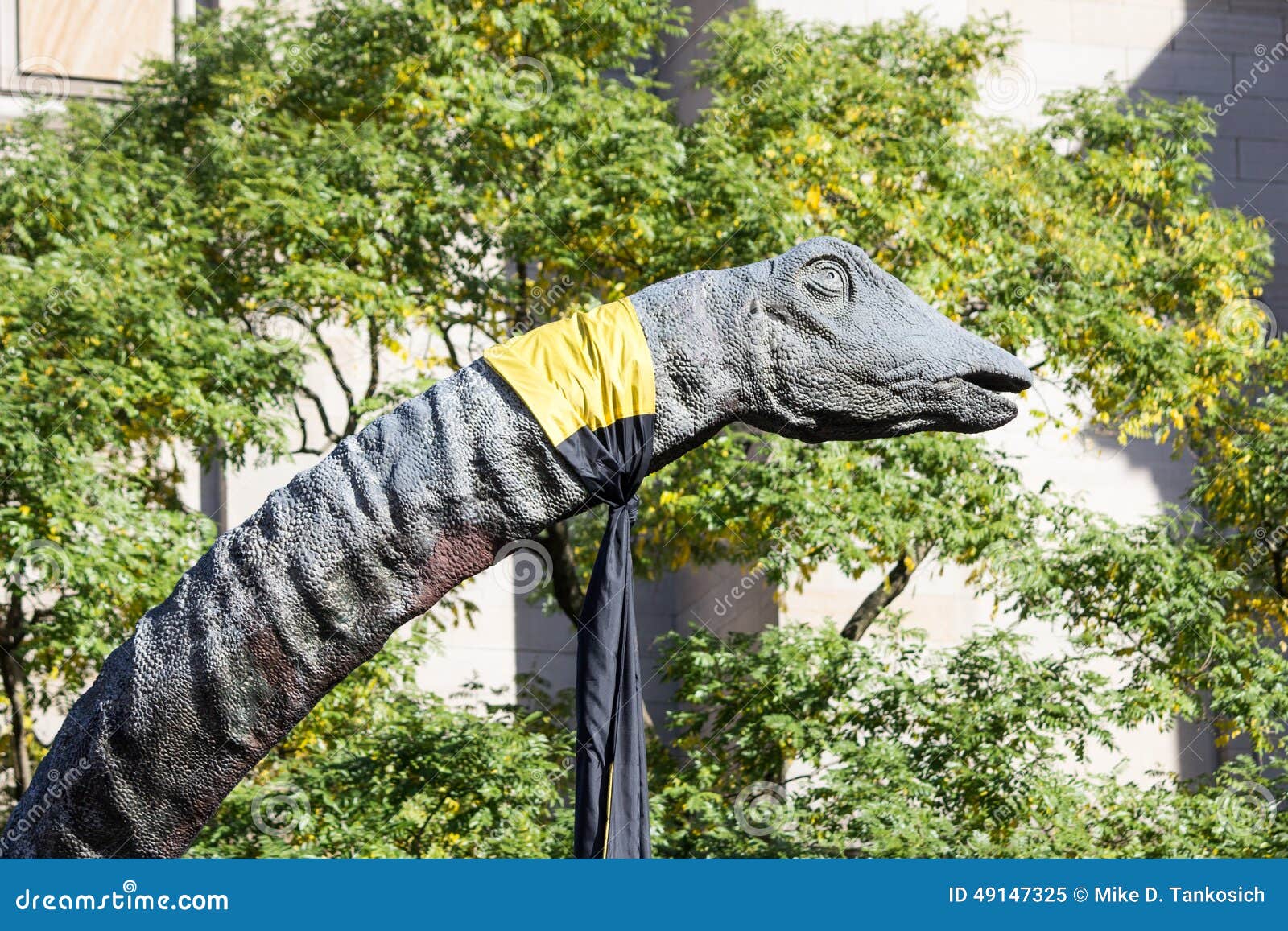 Brachiosaurus Dinosaur Head and Long Neck in the Trees Editorial Image ...