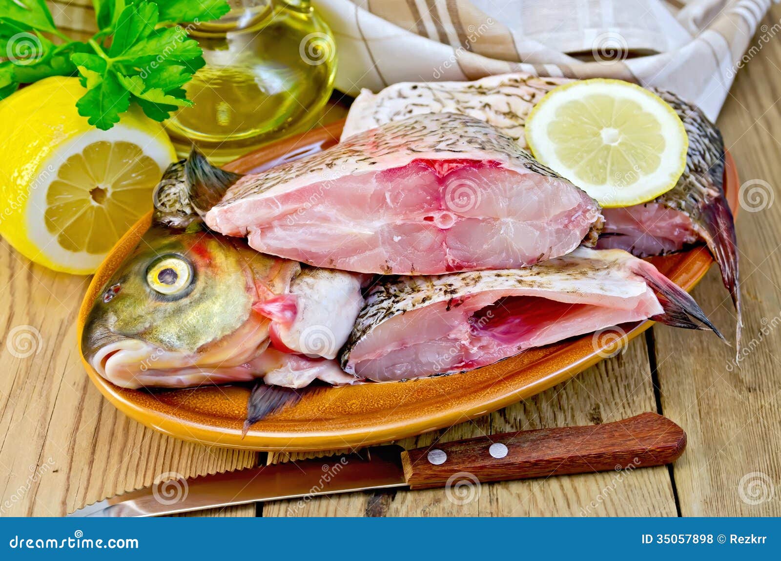 Brachsen Roh in Einer Lehmplatte Mit Einer Zitrone Auf Dem Brett ...