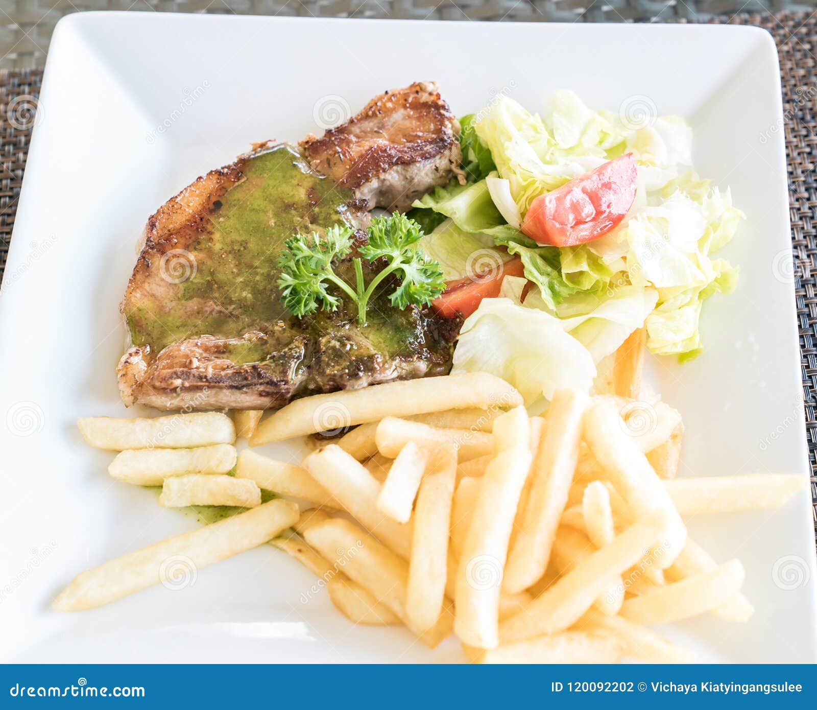 Braciola di maiale fotografia stock. Immagine di barbecue - 120092202