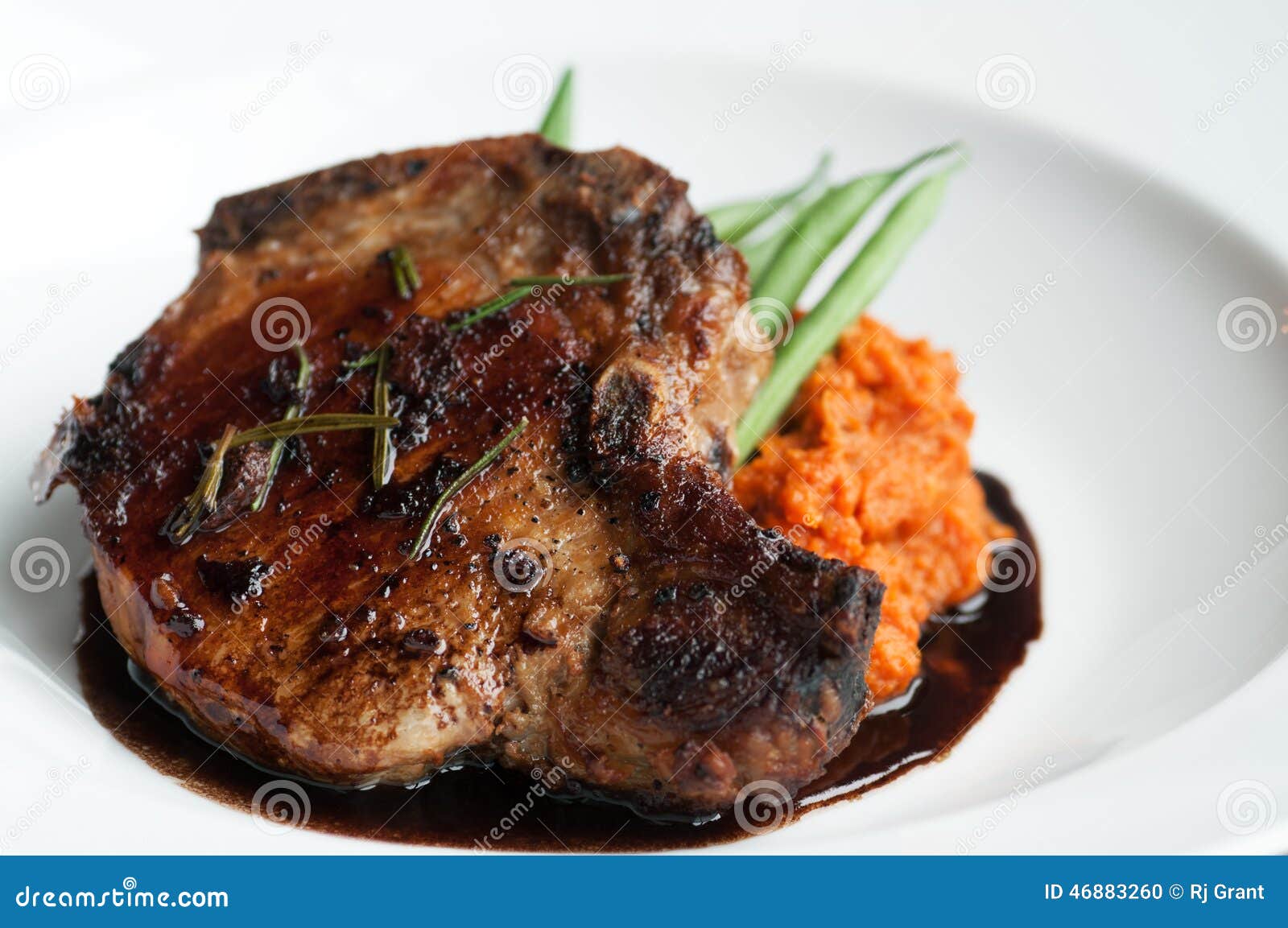 Braciola di maiale fotografia stock. Immagine di salsa - 46883260