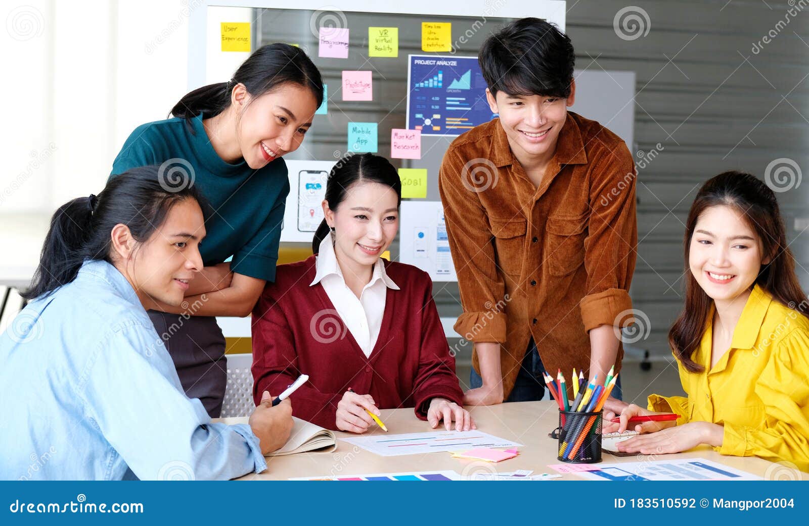 Brainstorm Planing Creative Asian Teamwork, Group of Asia Mobile Phone ...