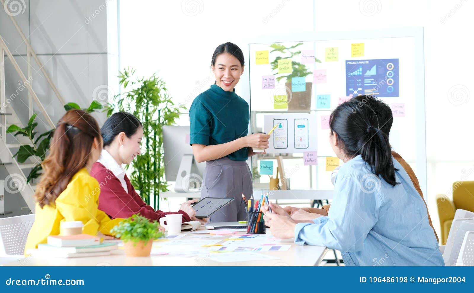 Brainstorm Planing Creative Asian Teamwork, Group of Asia Mobile Phone ...