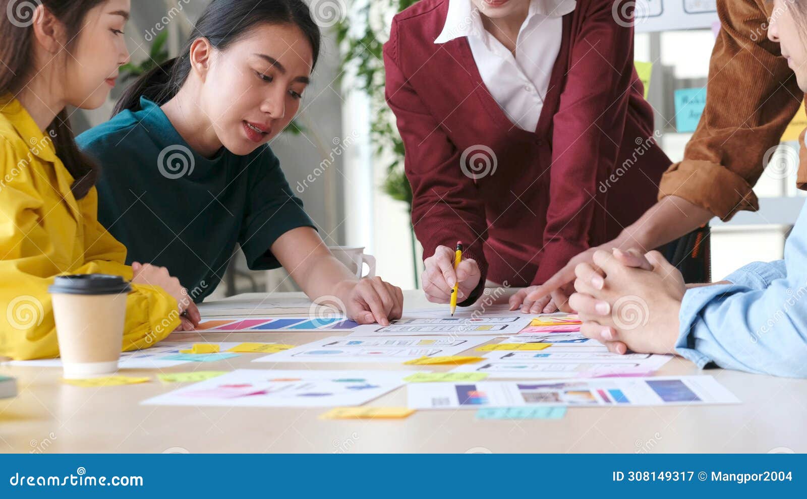 Brainstorm Planing Creative Asian Teamwork, Group of Asia Mobile Phone ...