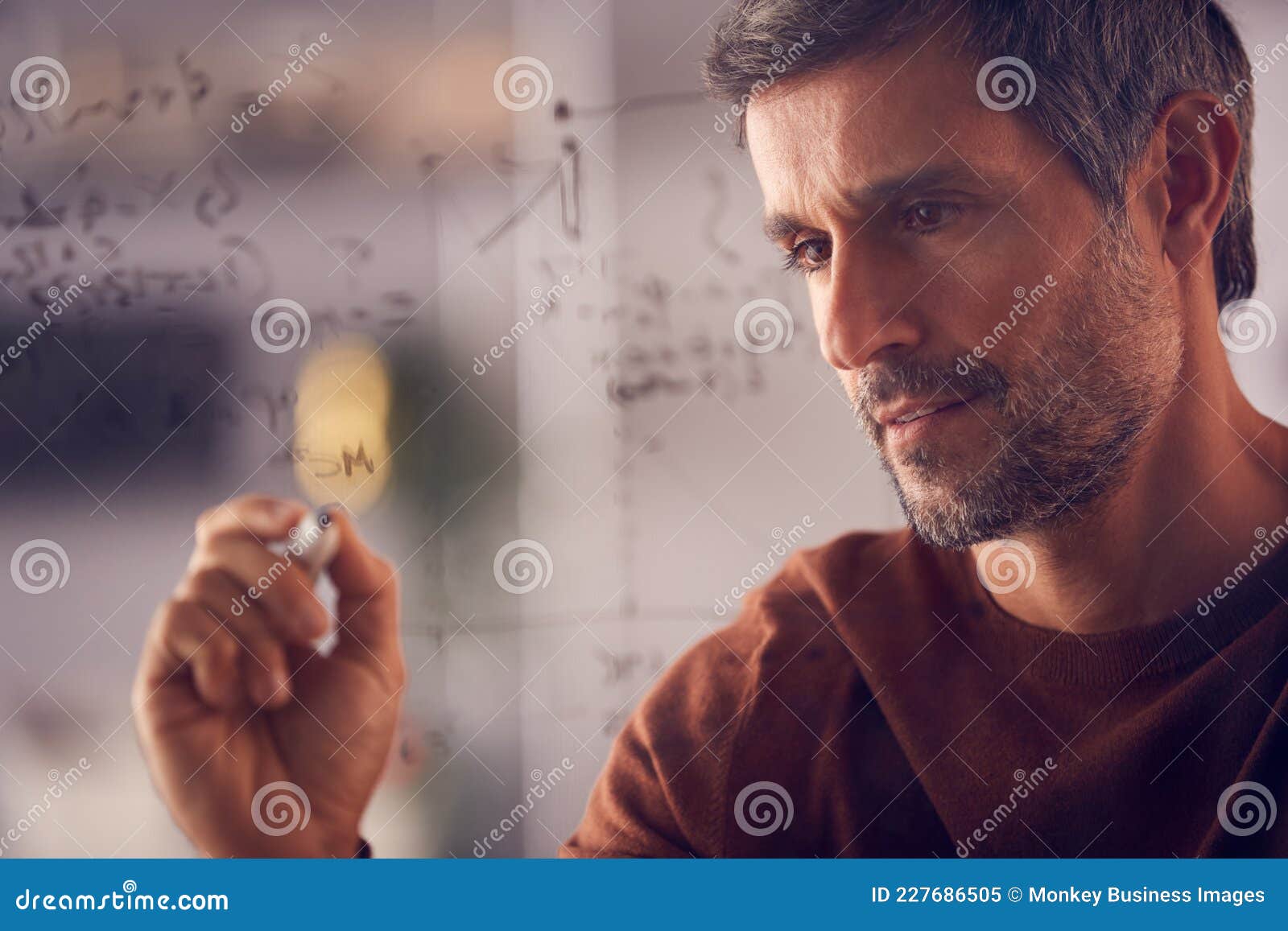 Brainstorming Businessman or Mathematician Drawing Graph Calculation on ...