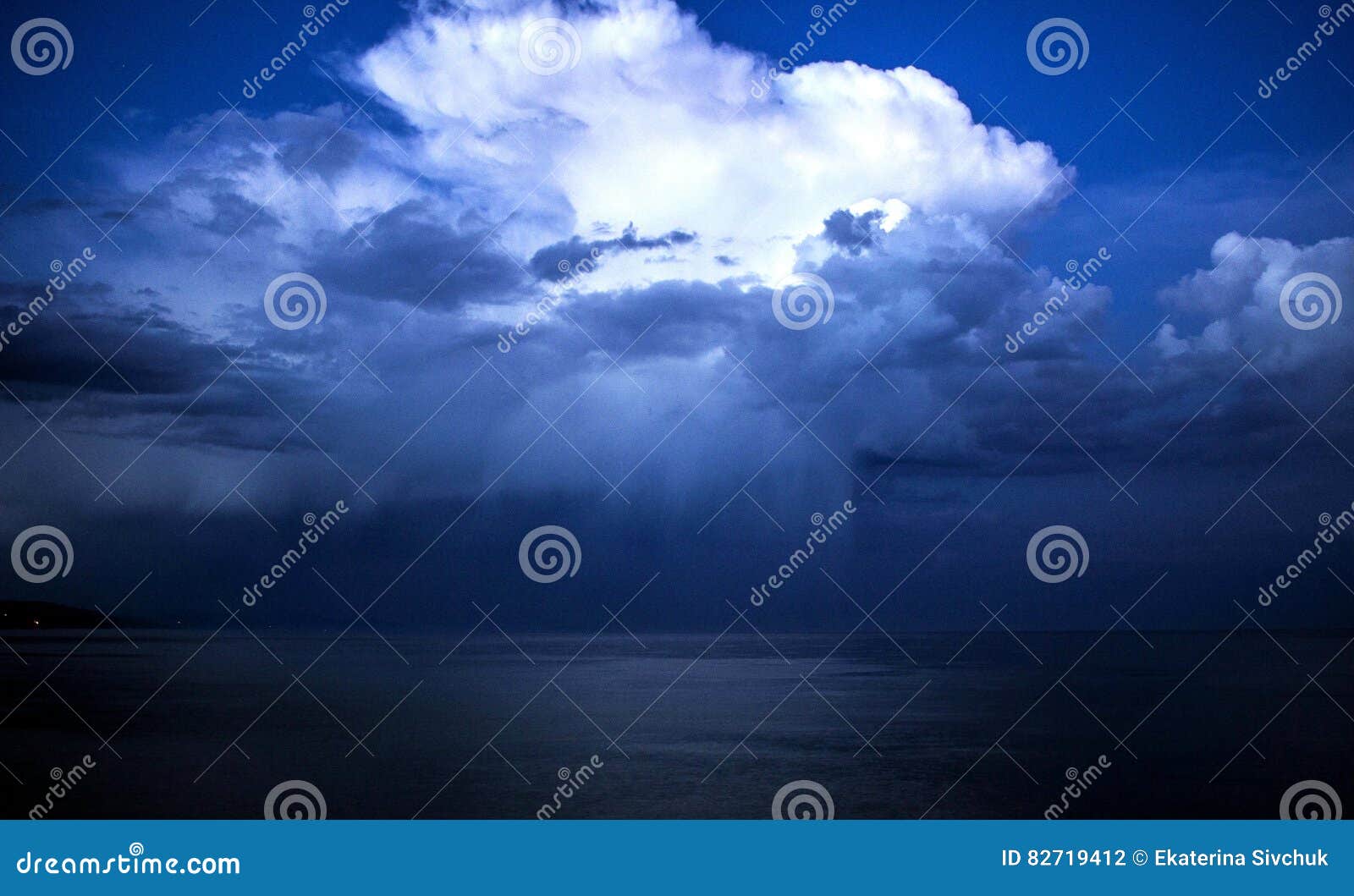 Branco Azul Da Chuva Do Mar De Tempestade Do Mar Negro Foto de Stock ...