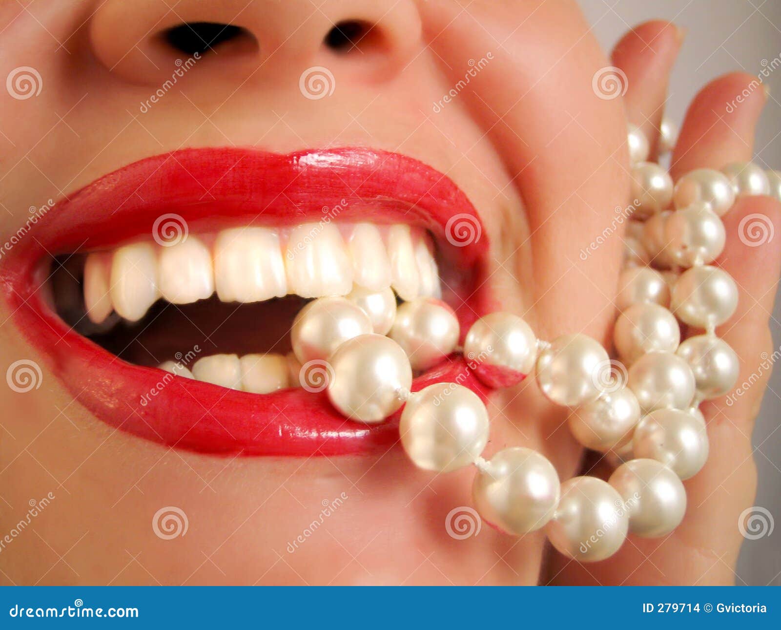 Brancos Pearly foto de stock. Imagem de luxo, fêmeas, bordos - 279714