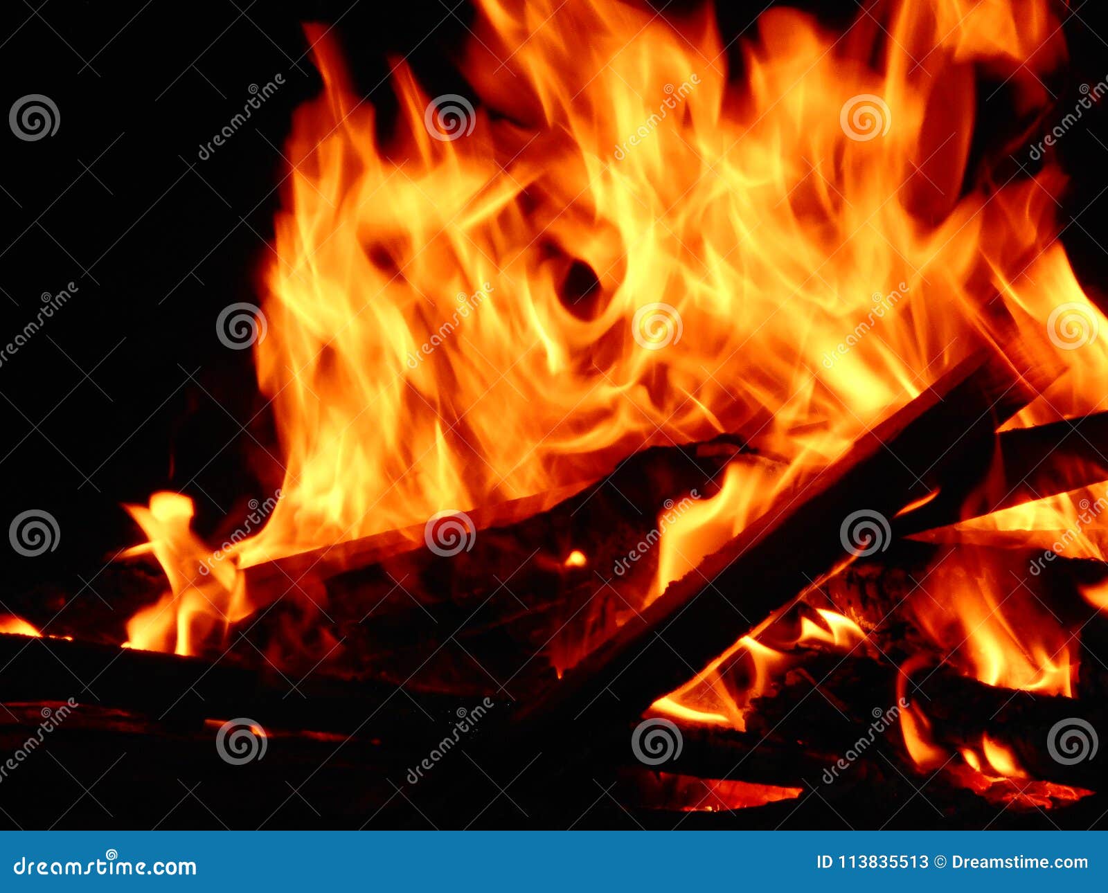 Brand stock afbeelding. Image of nacht, maakt, mooi - 113835513