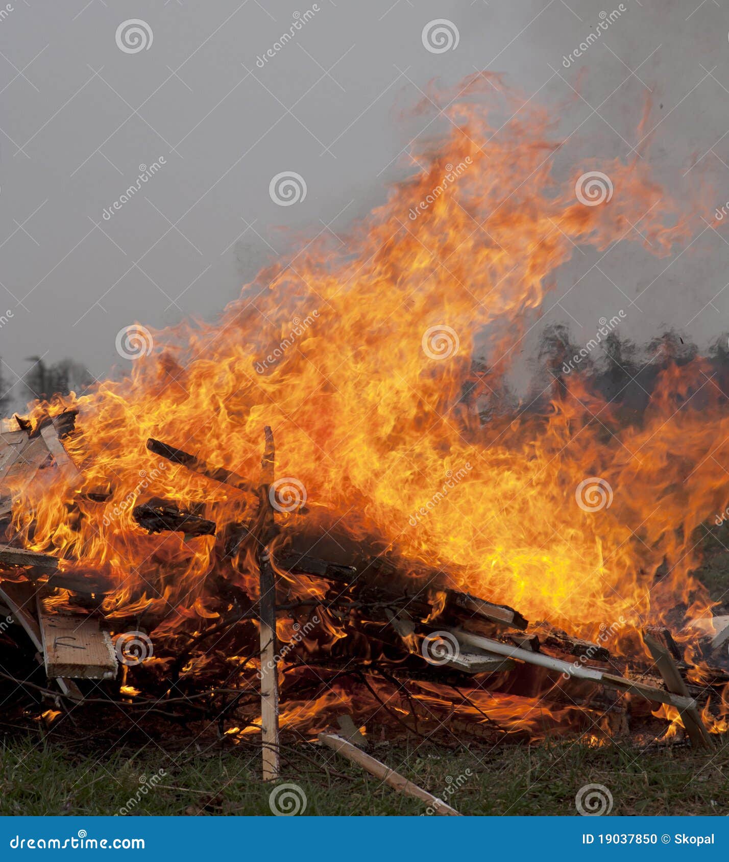 Brand stock foto. Image of koolstof, hout, veras, vlam - 19037850
