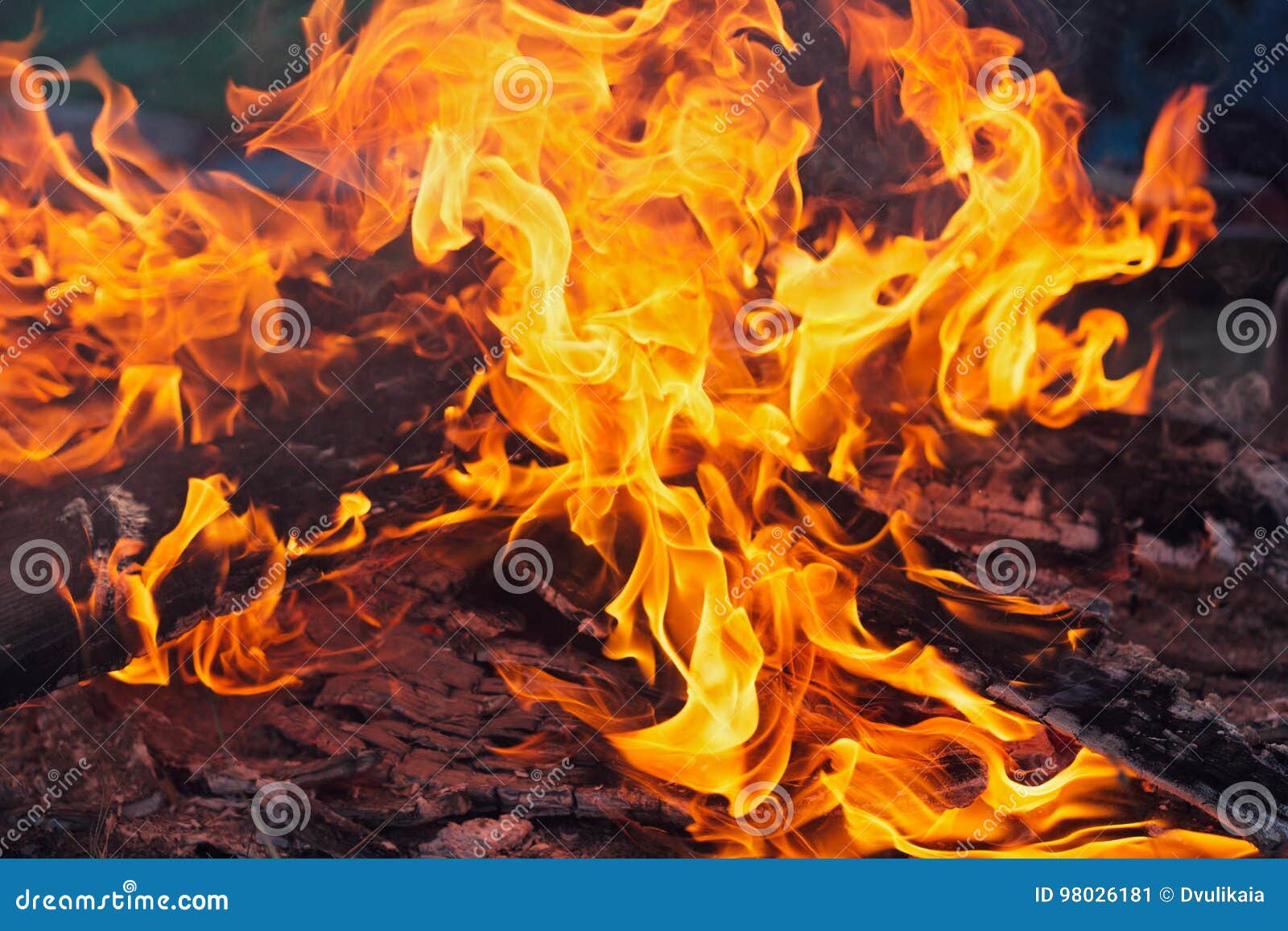 Brand stock afbeelding. Image of vuur, smeul, hout, reis - 98026181