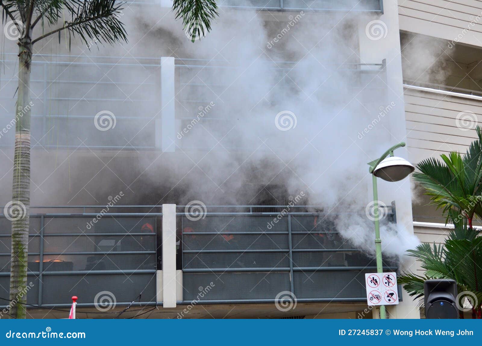 Brand en rook stock afbeelding. Image of gebouw, brandblusapparaat ...