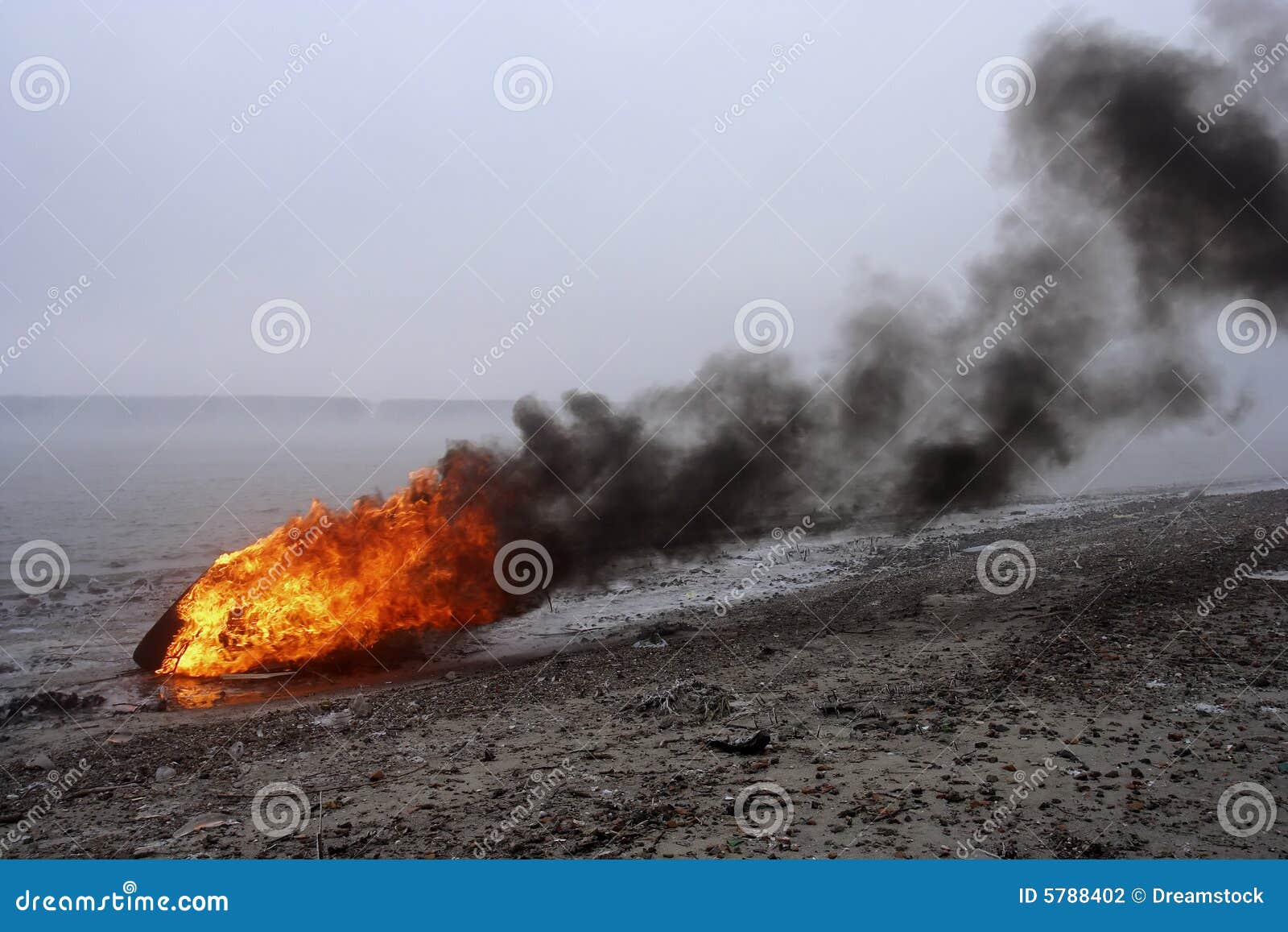 Brand en rook stock foto. Image of rooster, extreem, hoog - 5788402