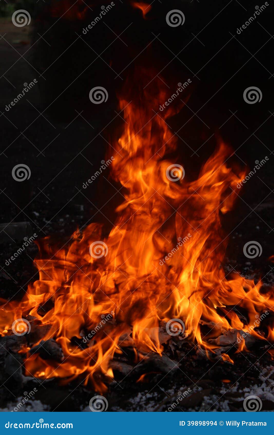 Brand met zwarte rook stock foto. Image of sinaasappel - 39898994