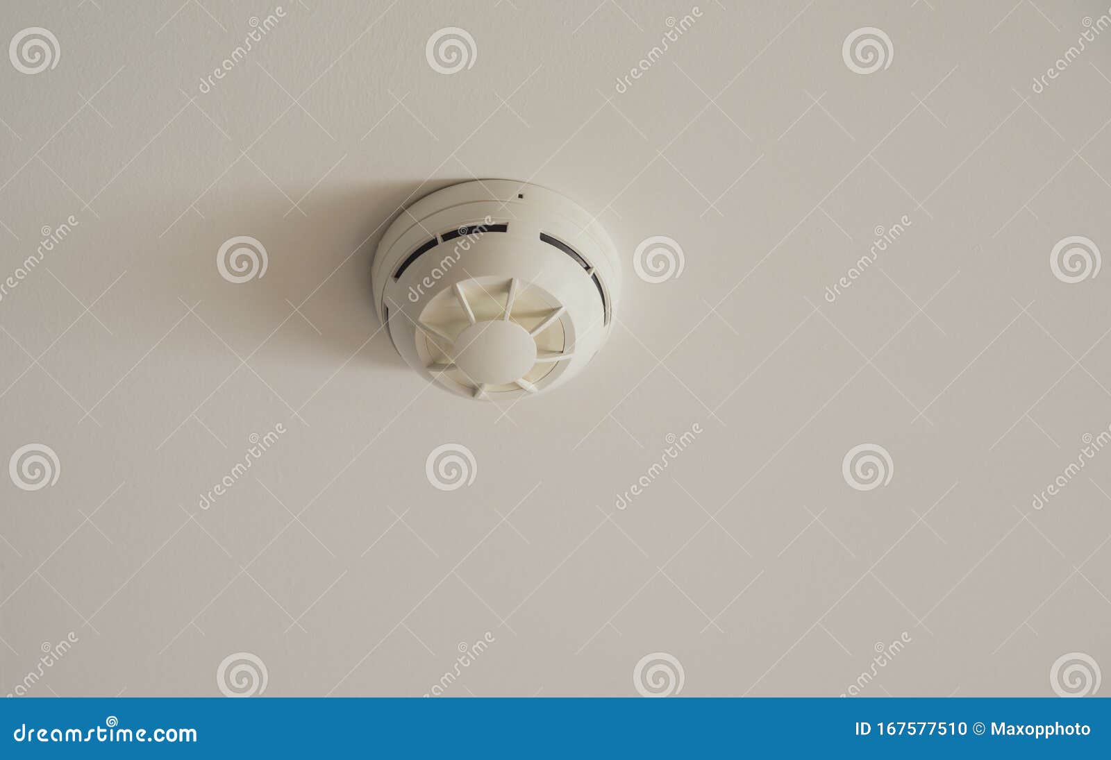 Brandalarm En Sprinkler Op Het Witte Plafond Stock Foto - Image of ...