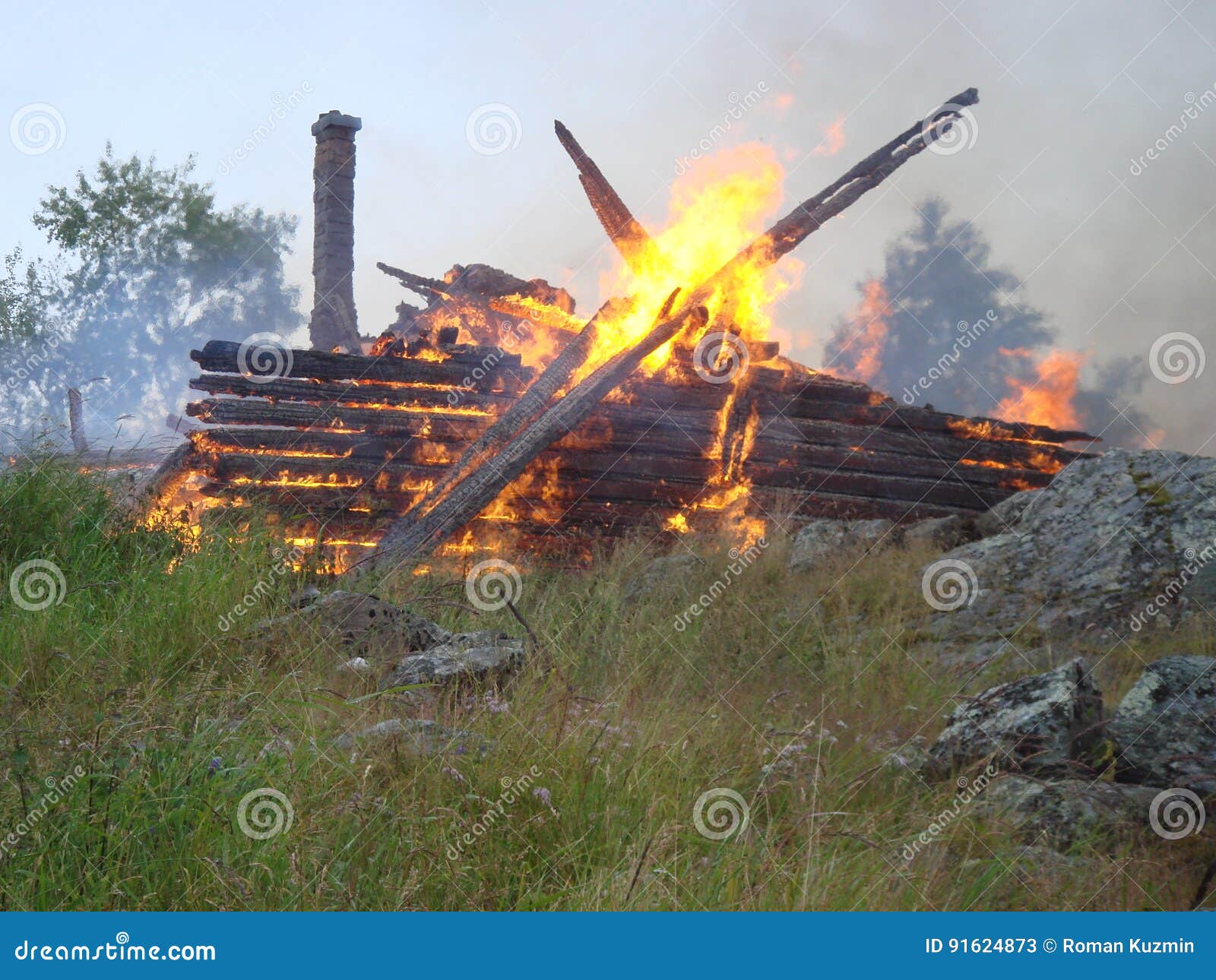 Brandend huis redactionele stock foto. Image of schade - 91624873