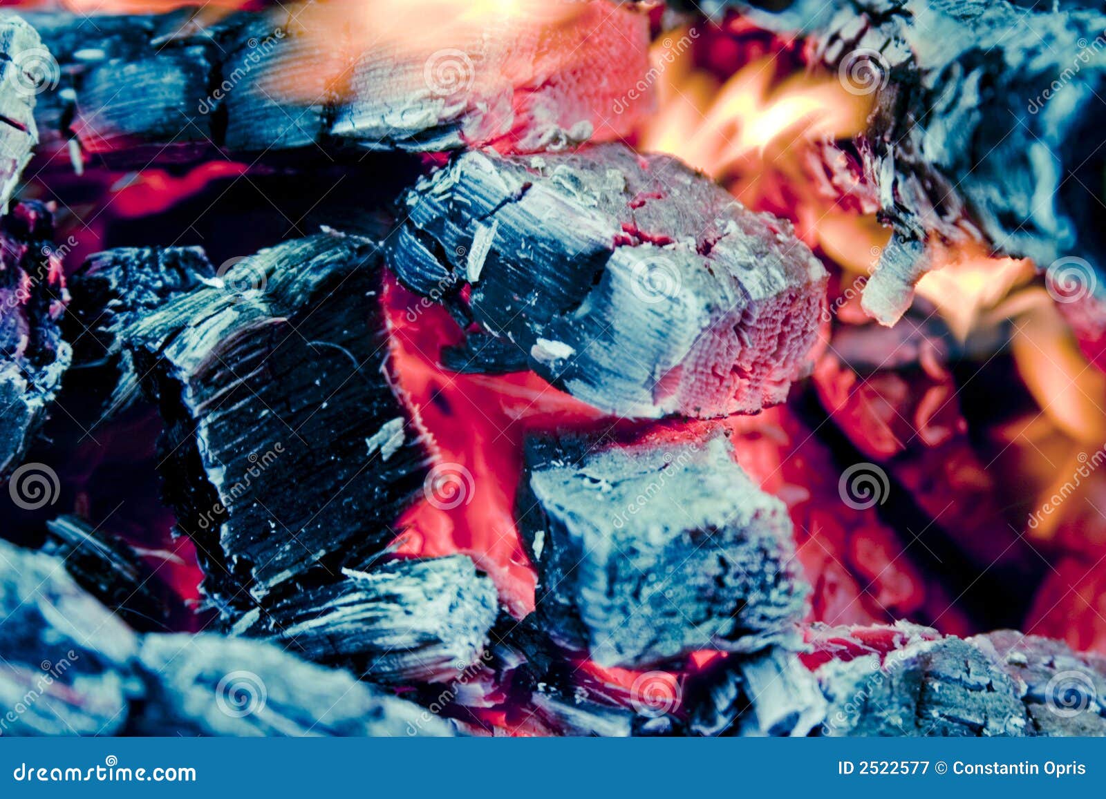 Brandende houtskool stock afbeelding. Image of uitbarsting - 2522577