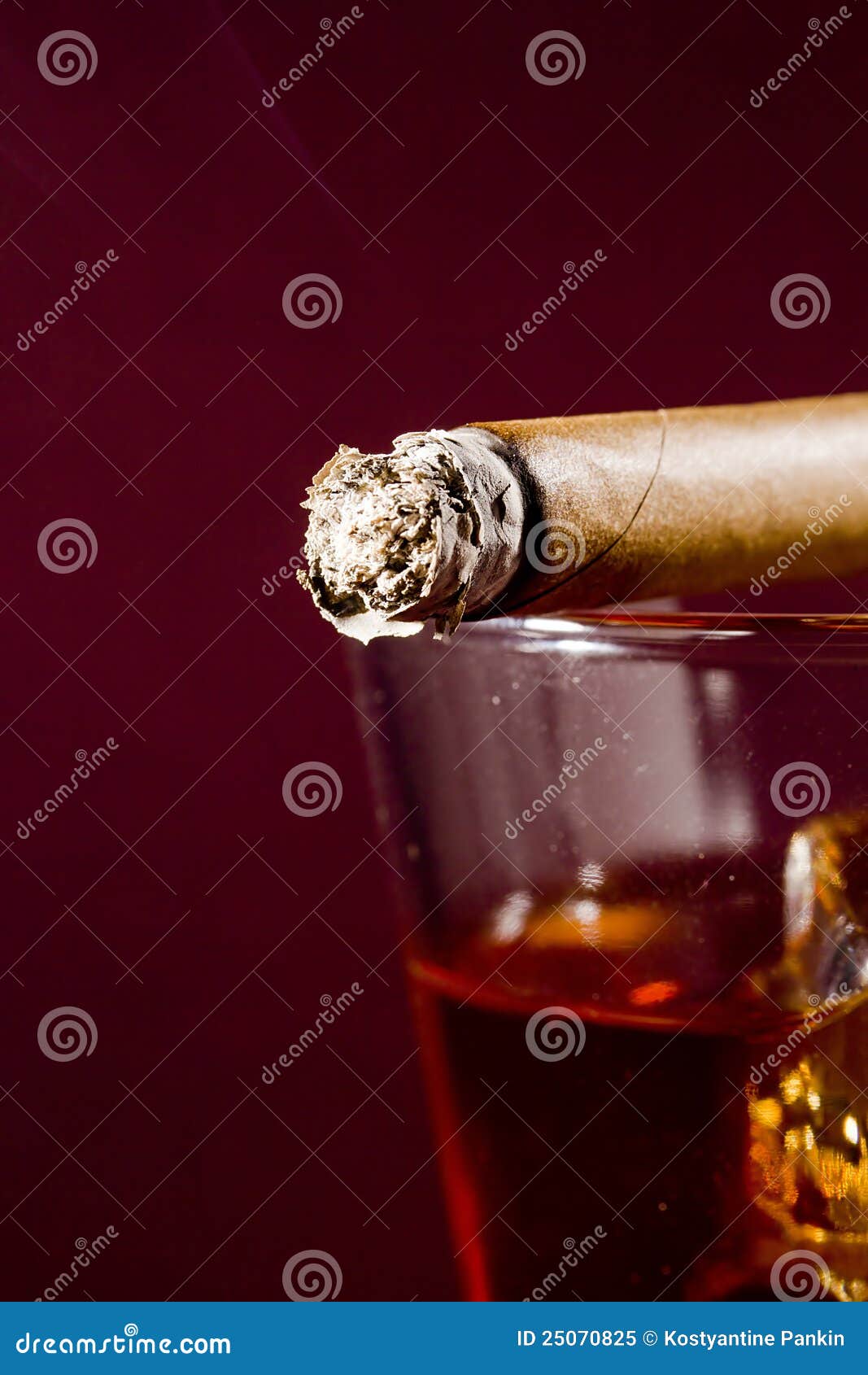 Brandende Sigaar stock afbeelding. Image of gewoonte - 25070825