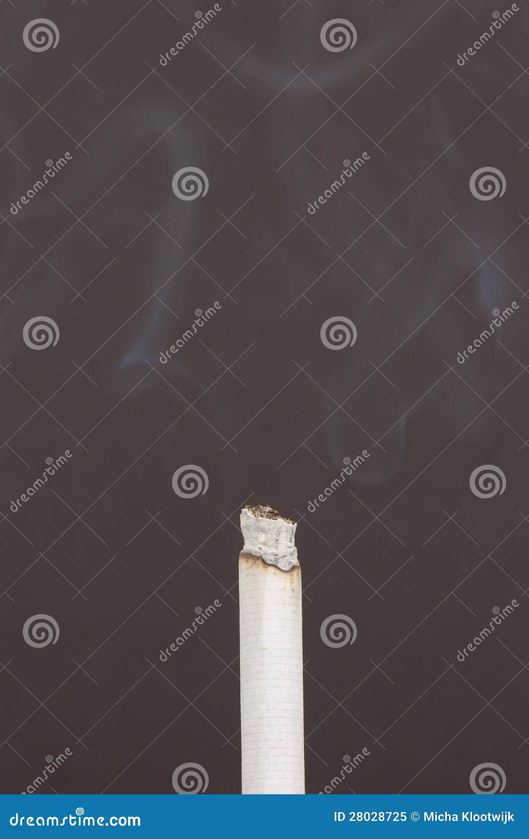 Brandende sigaret met rook stock afbeelding. Image of ziekte - 28028725