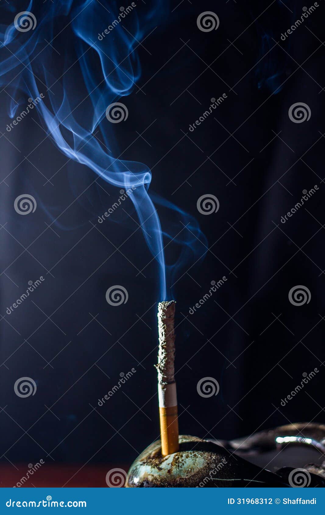 Brandende sigaret met rook stock foto. Image of asbakje - 31968312