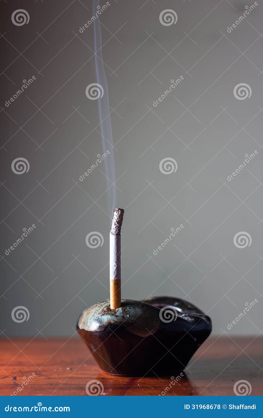 Brandende sigaret met rook stock foto. Image of rest - 31968678