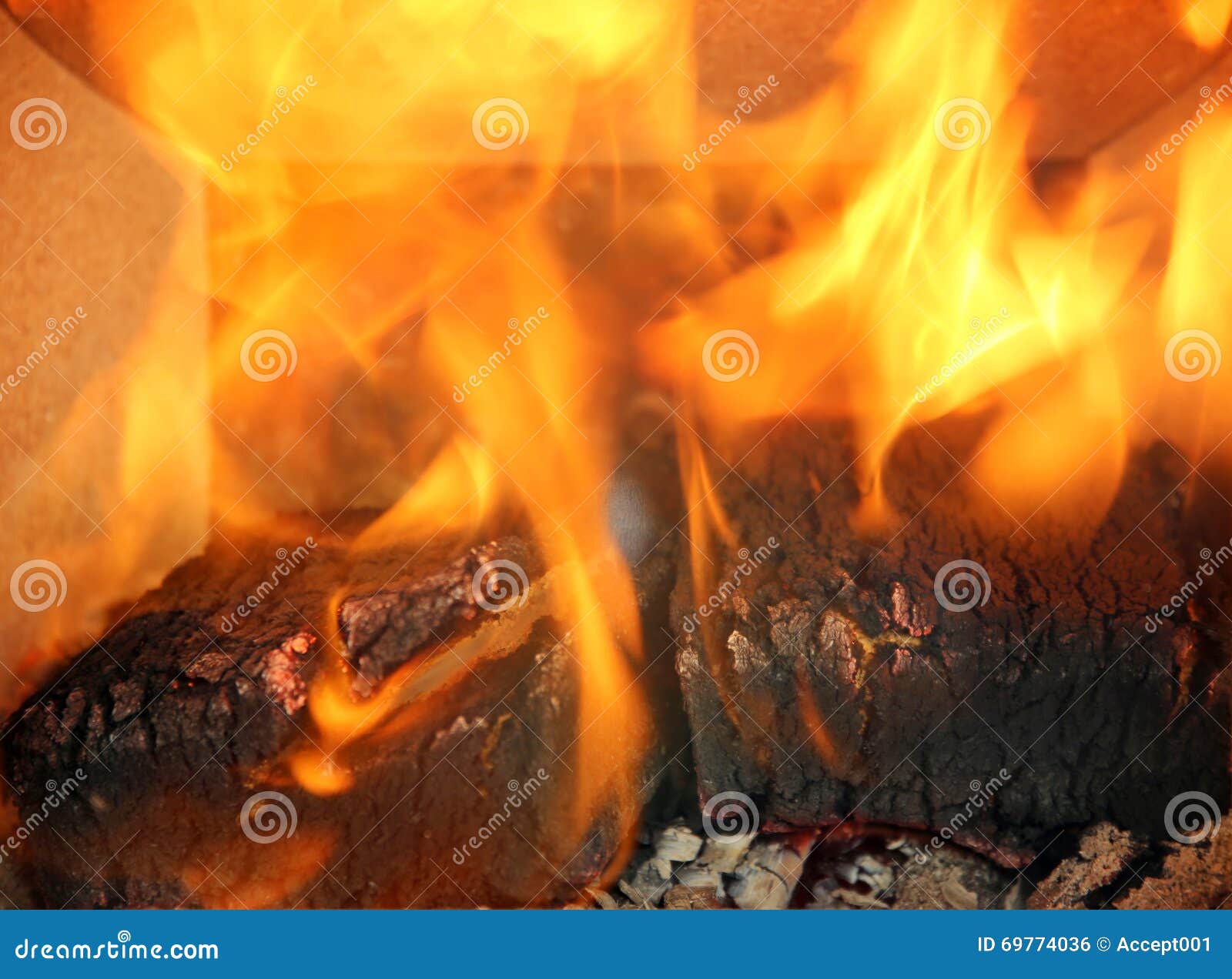 Brandende Vlammen in De Open Haard Dicht Omhoog Stock Foto - Image of ...