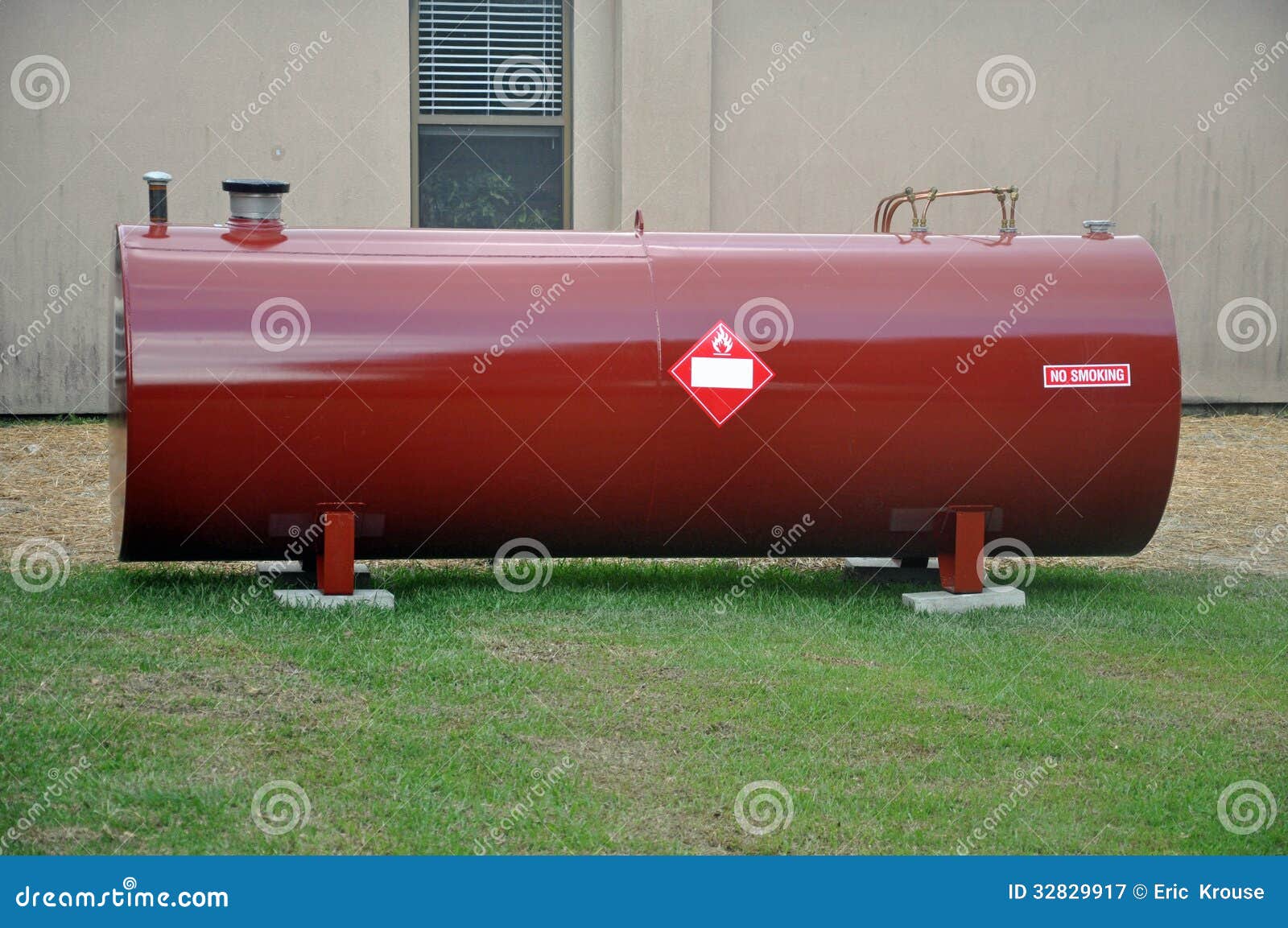 Brandstoftank stock afbeelding. Image of post, vloeistof - 32829917