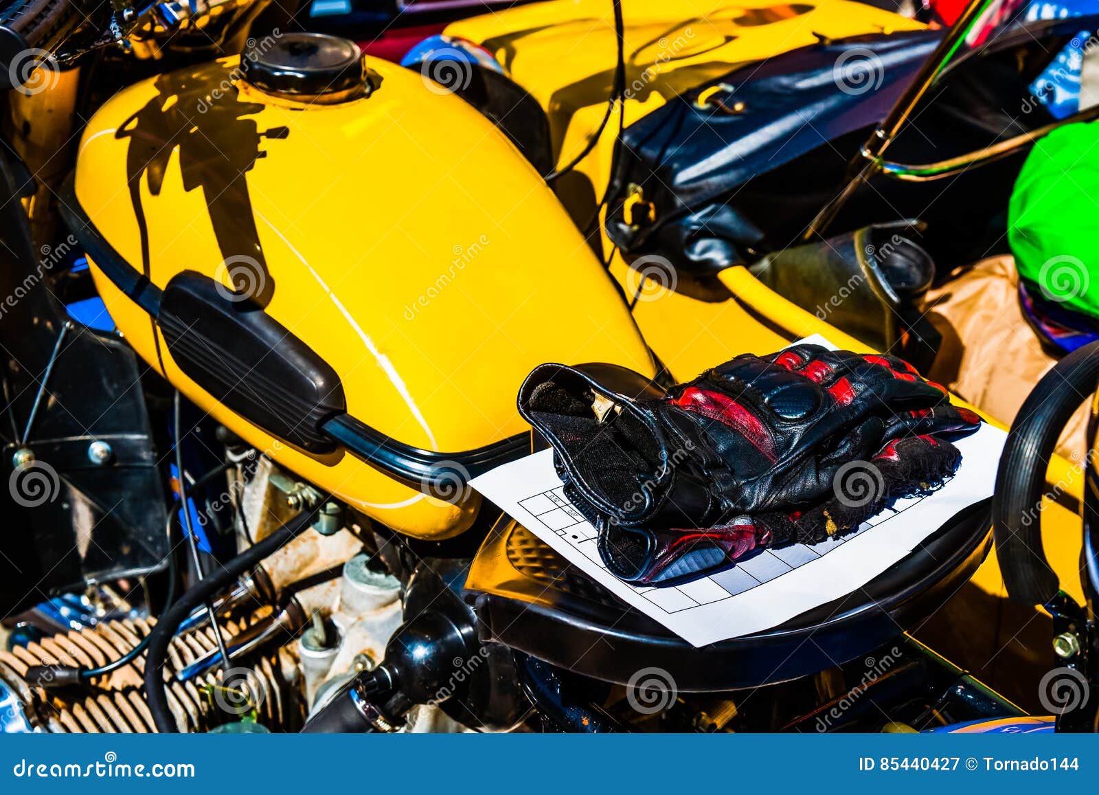 Brandstoftank, Motor Van Een Oude Gele Motorfiets Stock Afbeelding ...