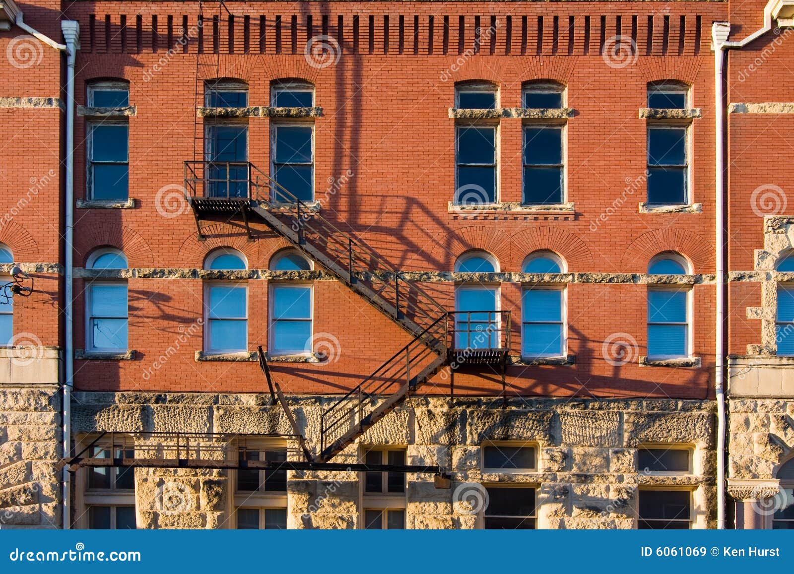 Brandtrap stock afbeelding. Image of historisch, gevel - 6061069