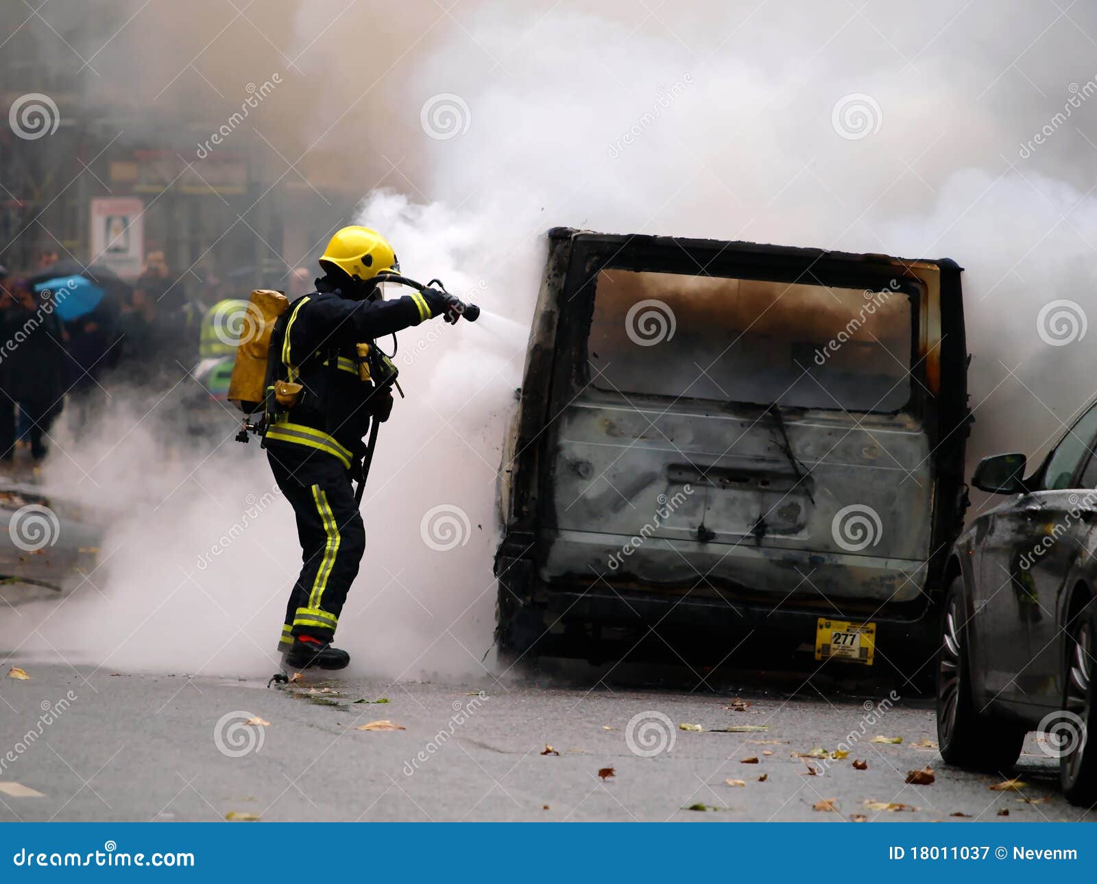 Brandweerman stock afbeelding. Image of uitbarsting, aansteken - 18011037