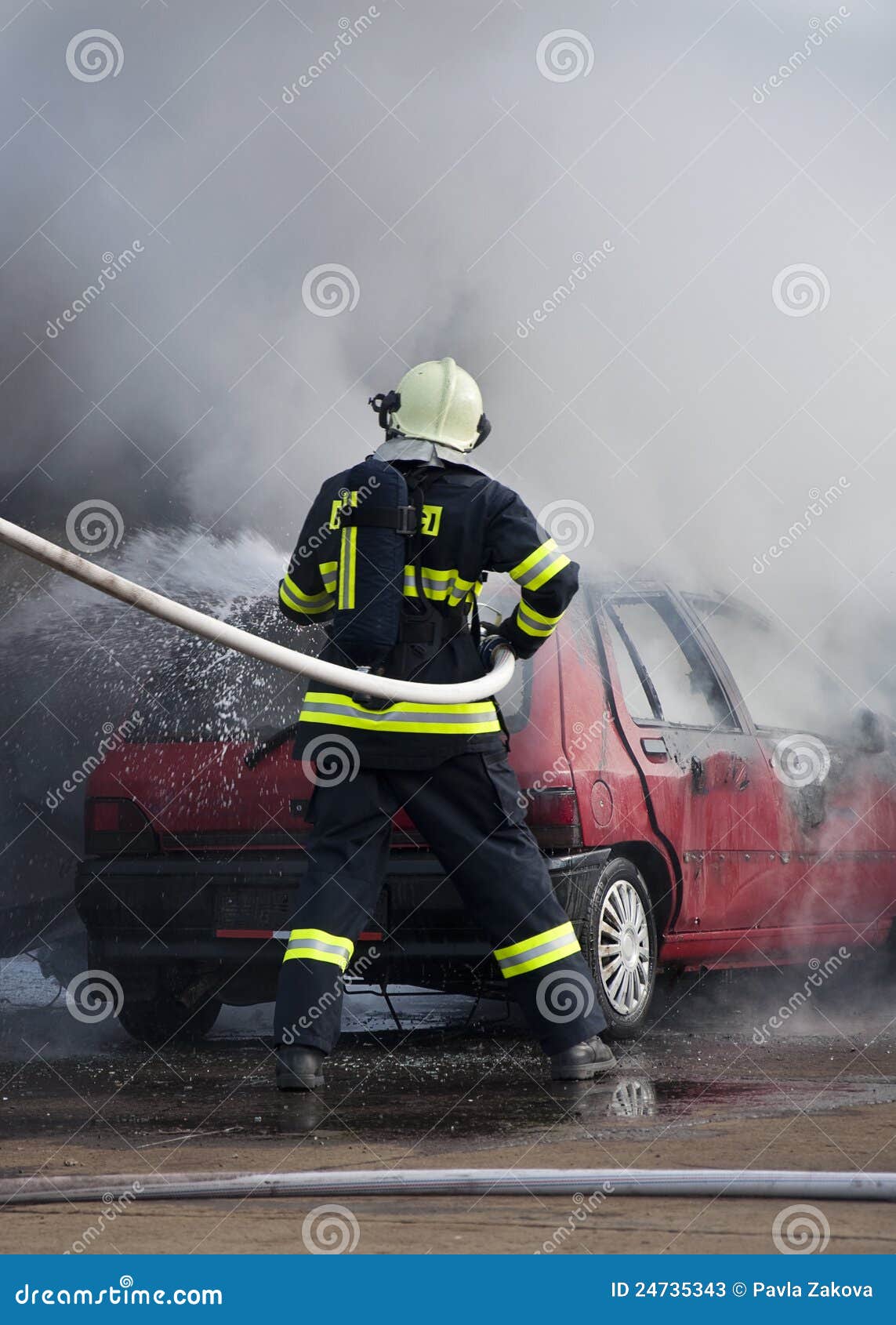 Brandweerman stock afbeelding. Image of onderhoud, uitbarsting - 24735343