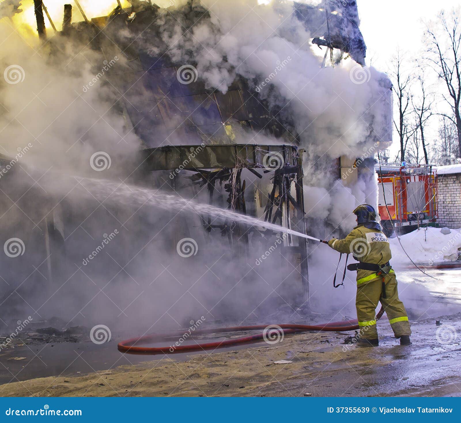 Brandweerman redactionele stock afbeelding. Image of beroep - 37355639